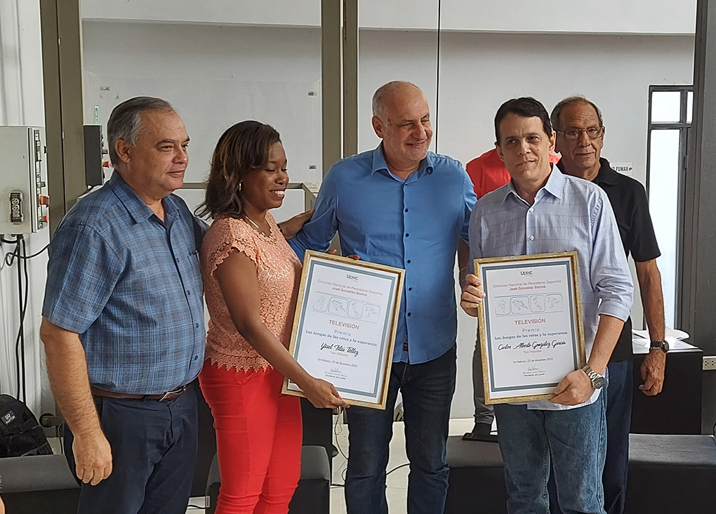 Entregan premios del Concurso de Periodismo Deportivo González Barros ...